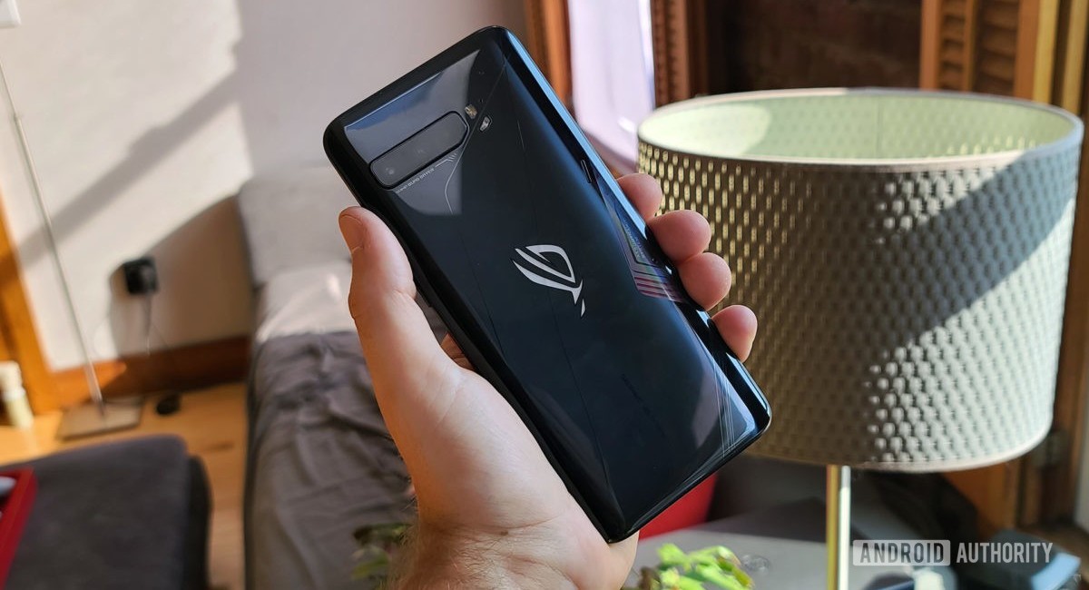 Игровой смартфон Asus ROG Phone 4 засветился на живых снимках